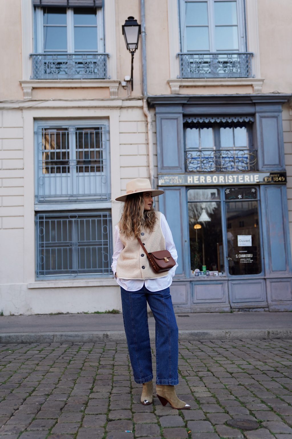 Veste moumoute sans manches Soeur - Marie and Mood - blog mode